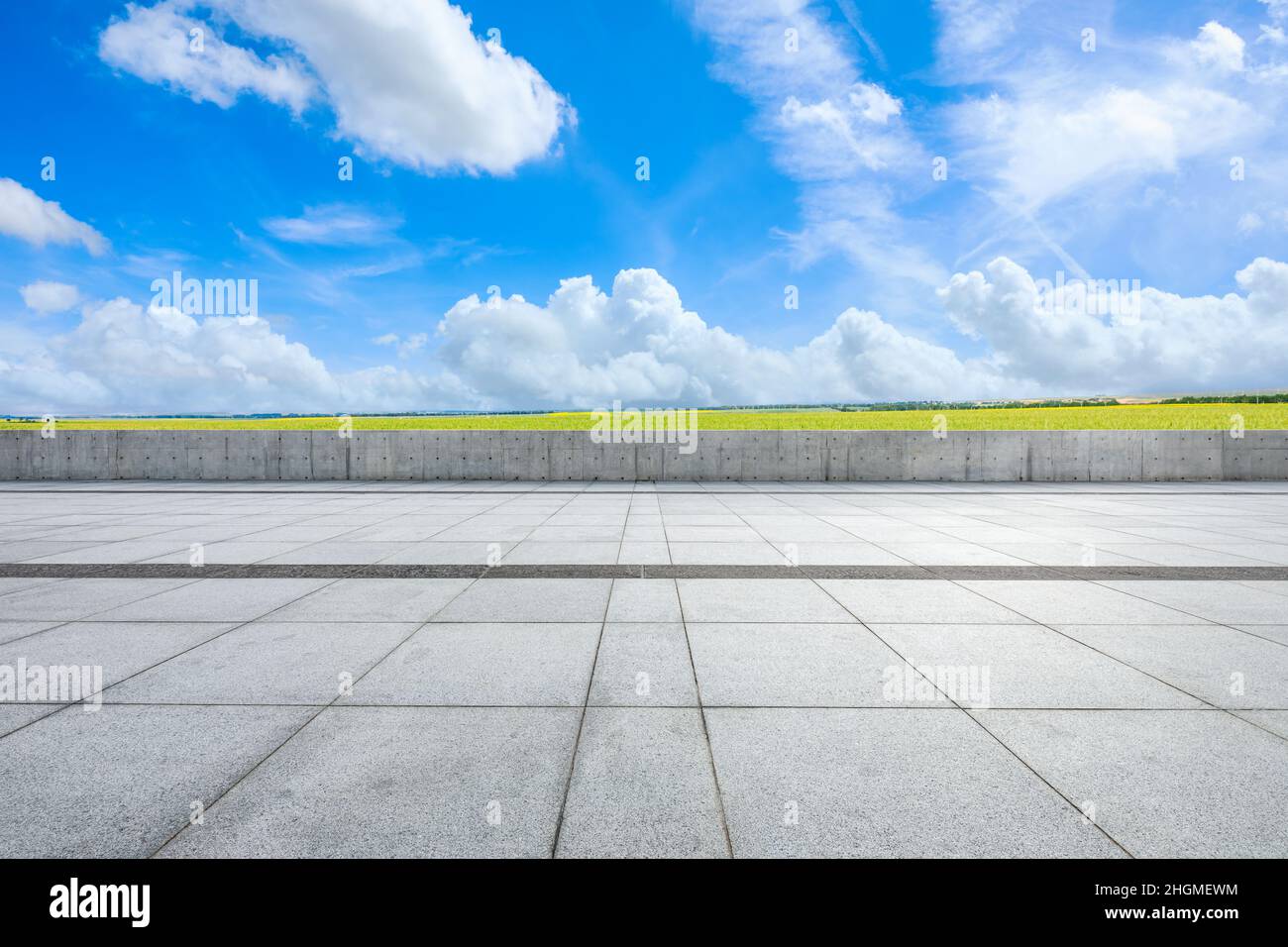 Empty green field landscape hi-res stock photography and images - Alamy