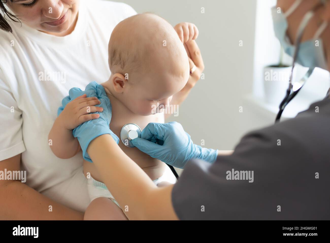 Doctor carrying a newborn baby hi-res stock photography and images - Alamy