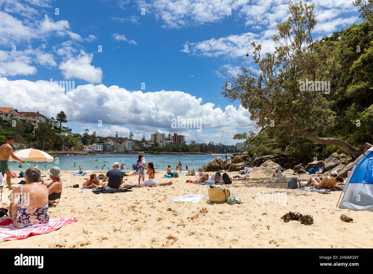 Shelly Beach in Manly, people relaxing and sunbathing on the beach ...