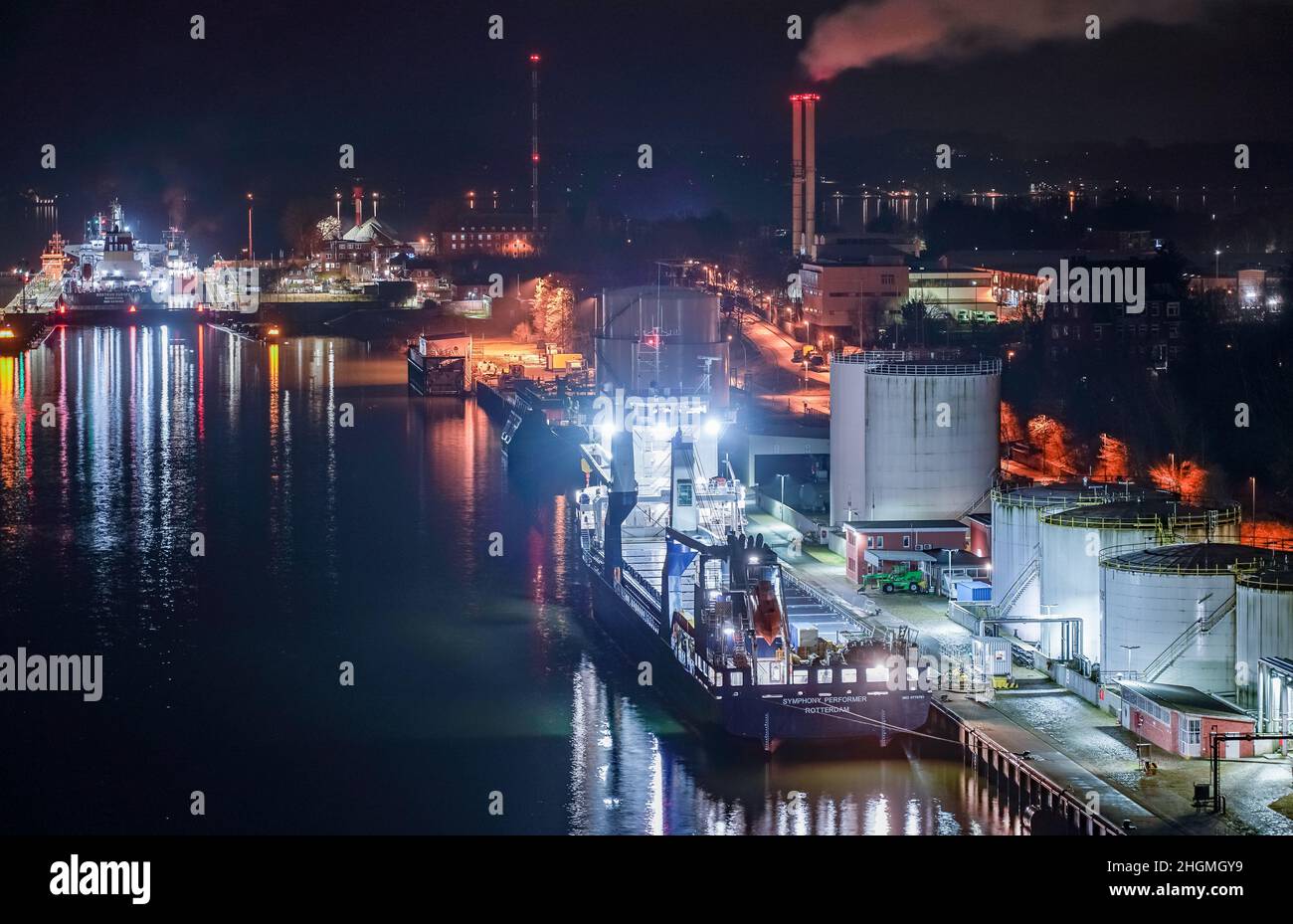 Kiel, Germany. 22nd Jan, 2022. The cargo ship "Symphony Performer" with ...