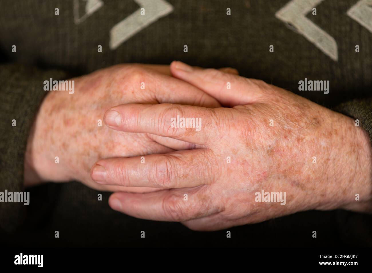Close up picture of a senior man's hands Stock Photo - Alamy