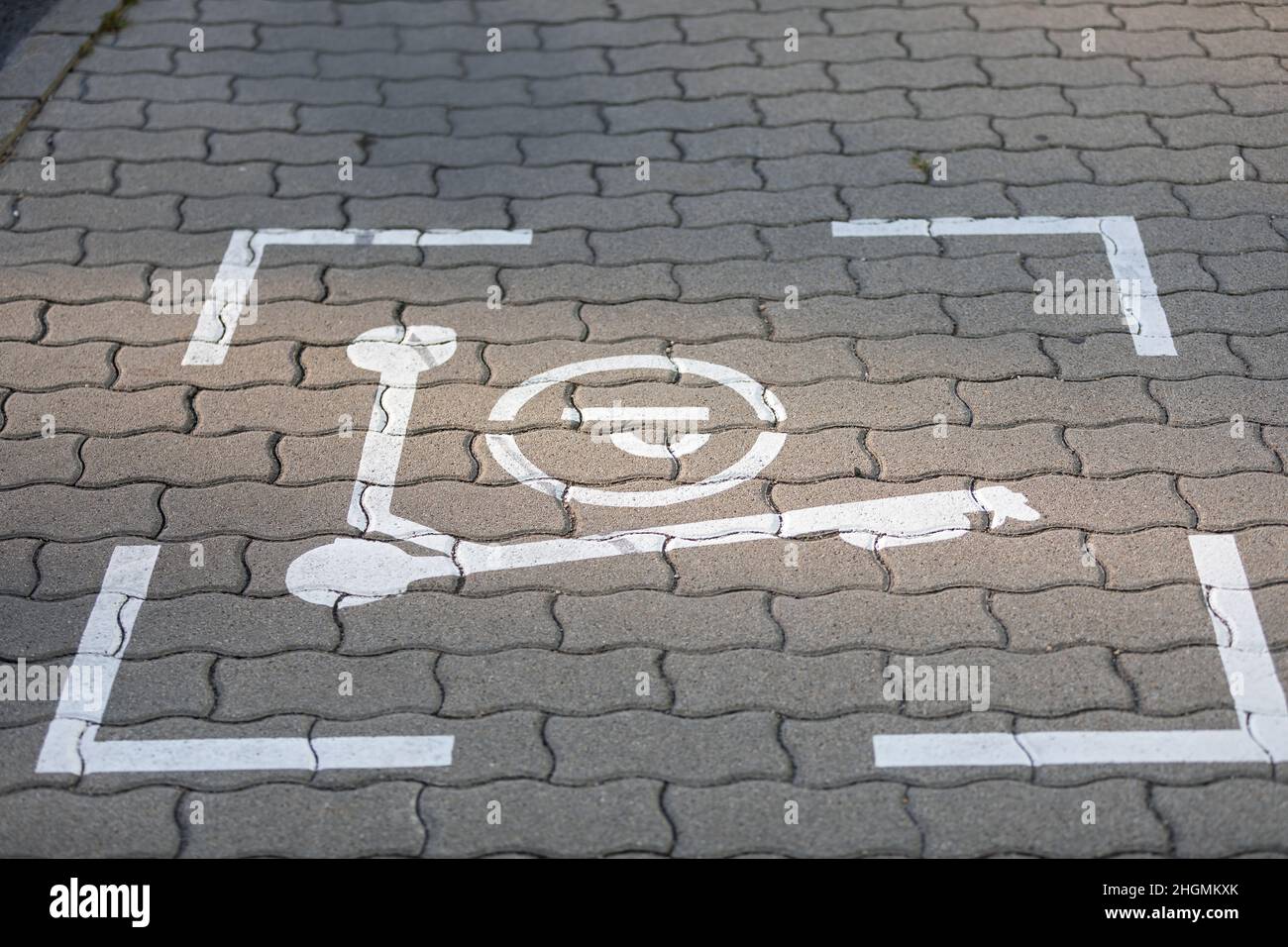 Electric scooter sign on a pedestrian pavement Stock Photo - Alamy