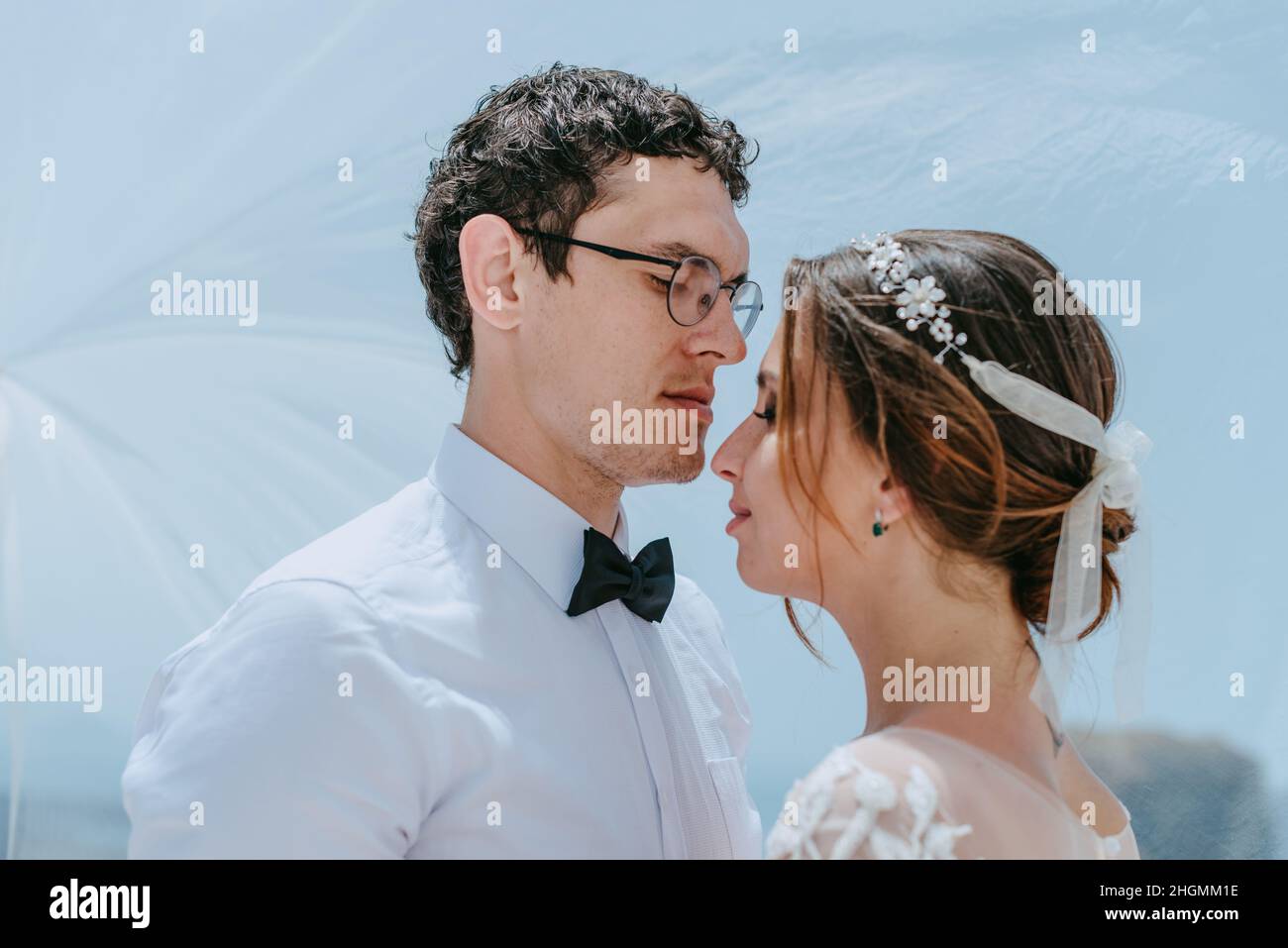 Santorini couple kissing hi-res stock photography and images - Alamy