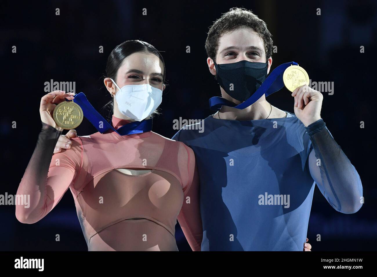 Tallinn, Estonia. 21st Jan, 2022. Gold medalists Caroline Green (L ...
