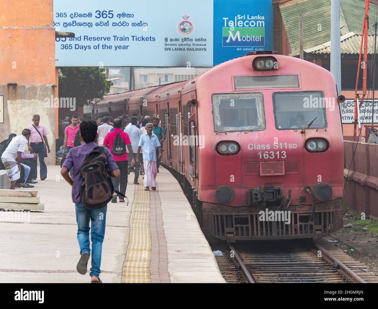 Train arriving to Kollupitiya Railway Station in Colombo, Sri Lanka ...