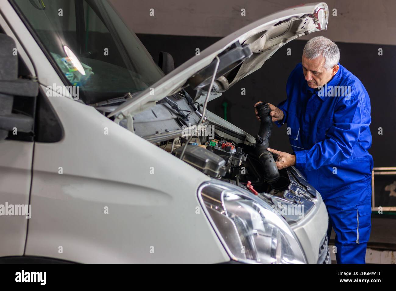 Senior professional car mechanic hi-res stock photography and images ...