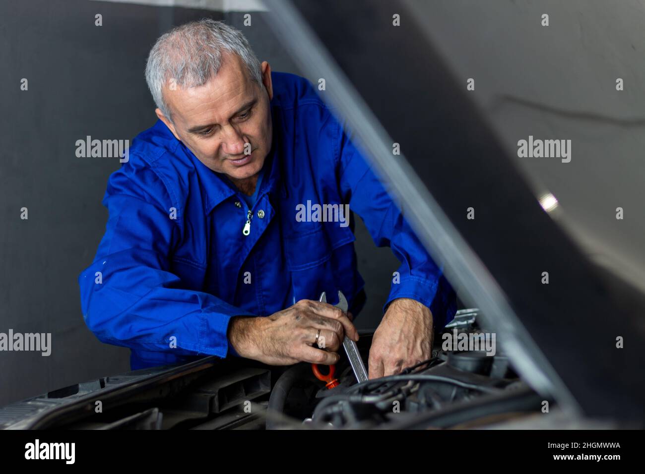Senior professional car mechanic hi-res stock photography and images ...
