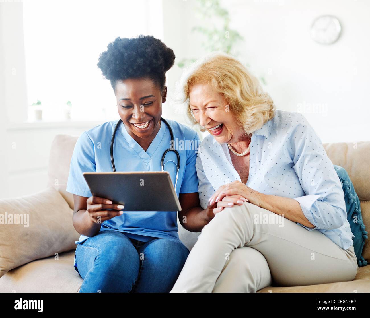 Elderly computer help black hi-res stock photography and images - Alamy