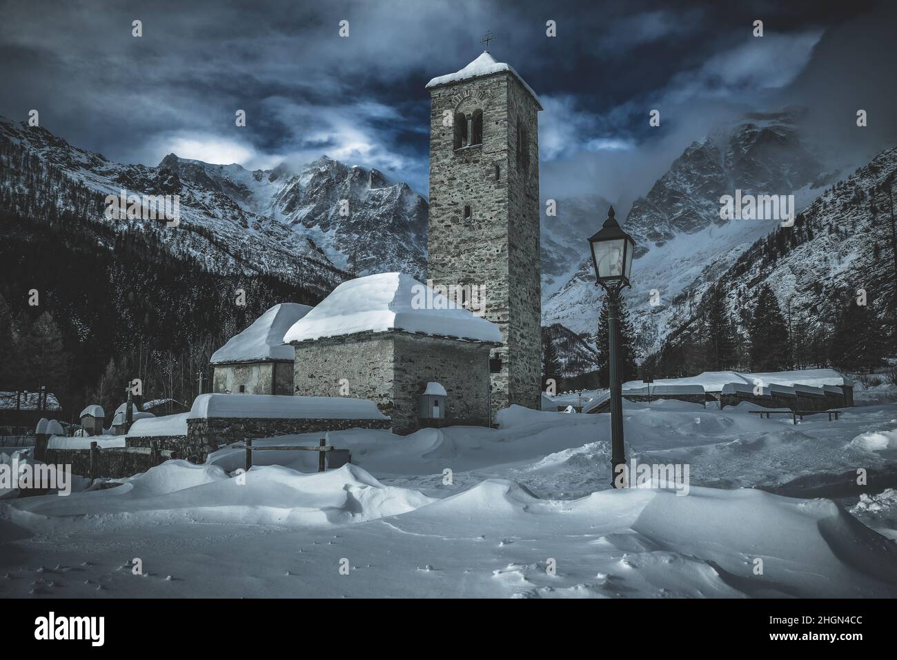 Old fashioned snowy winter landscape of the Italian Alps, Macugnaga ...