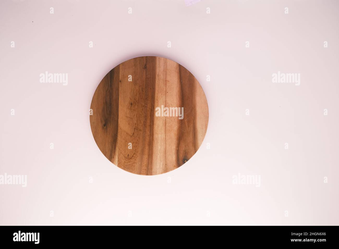 wooden chopping board on color background top down Stock Photo - Alamy