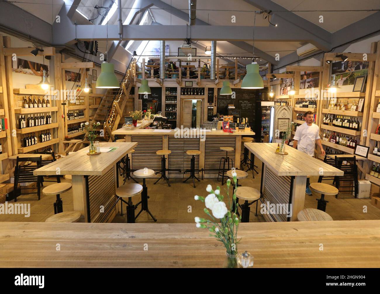 Wine shop interior shelves hi-res stock photography and images - Alamy