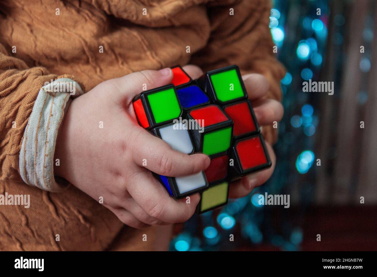 Rubik cube in hands man hi-res stock photography and images - Alamy