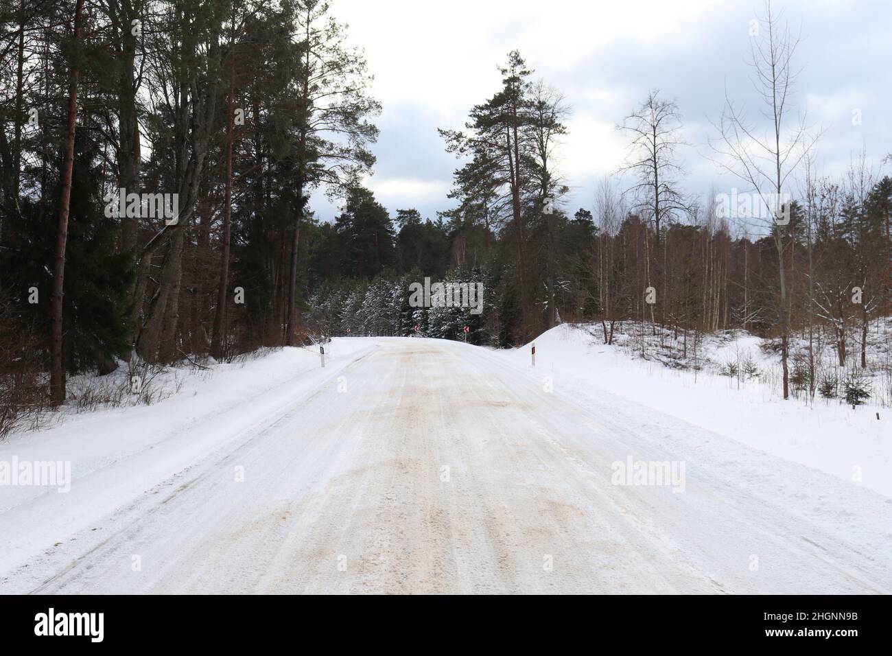 Empty winter road hi-res stock photography and images - Alamy