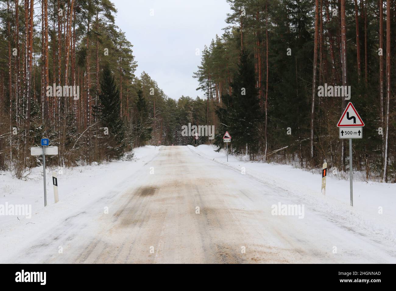 Snowy road signs hi-res stock photography and images - Alamy