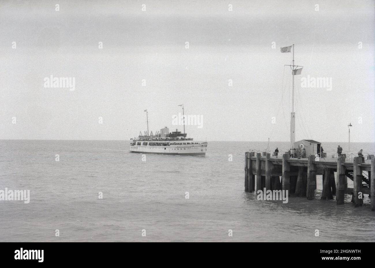 1950s, historical, GNSC steam Ferry, Queen of the Channel coming into ...