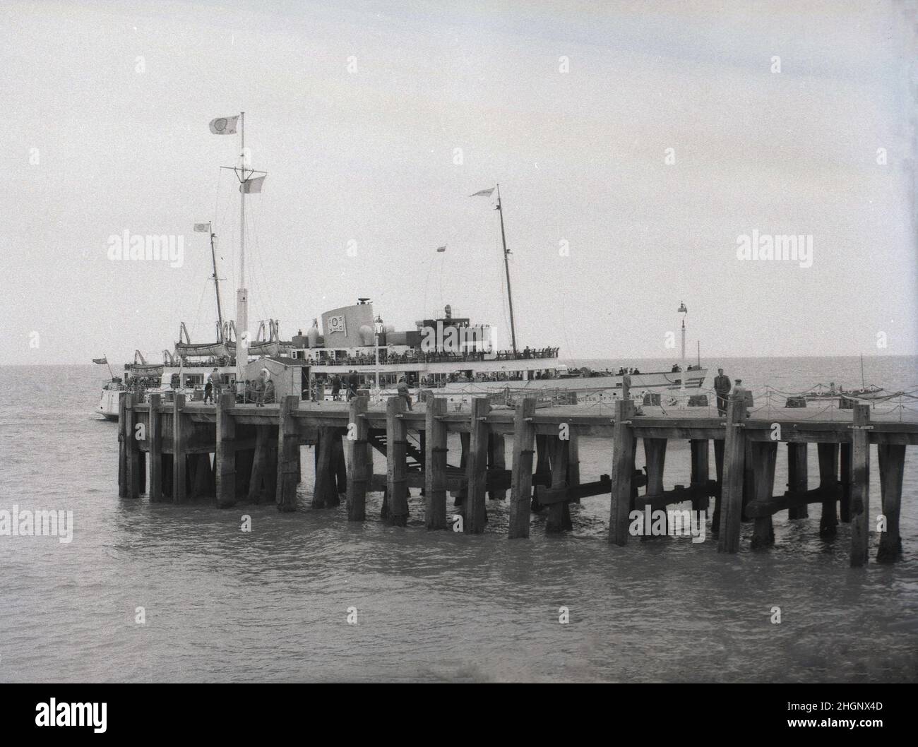 1950s, historical, GNSC steam Ferry, Queen of the Channel coming into ...
