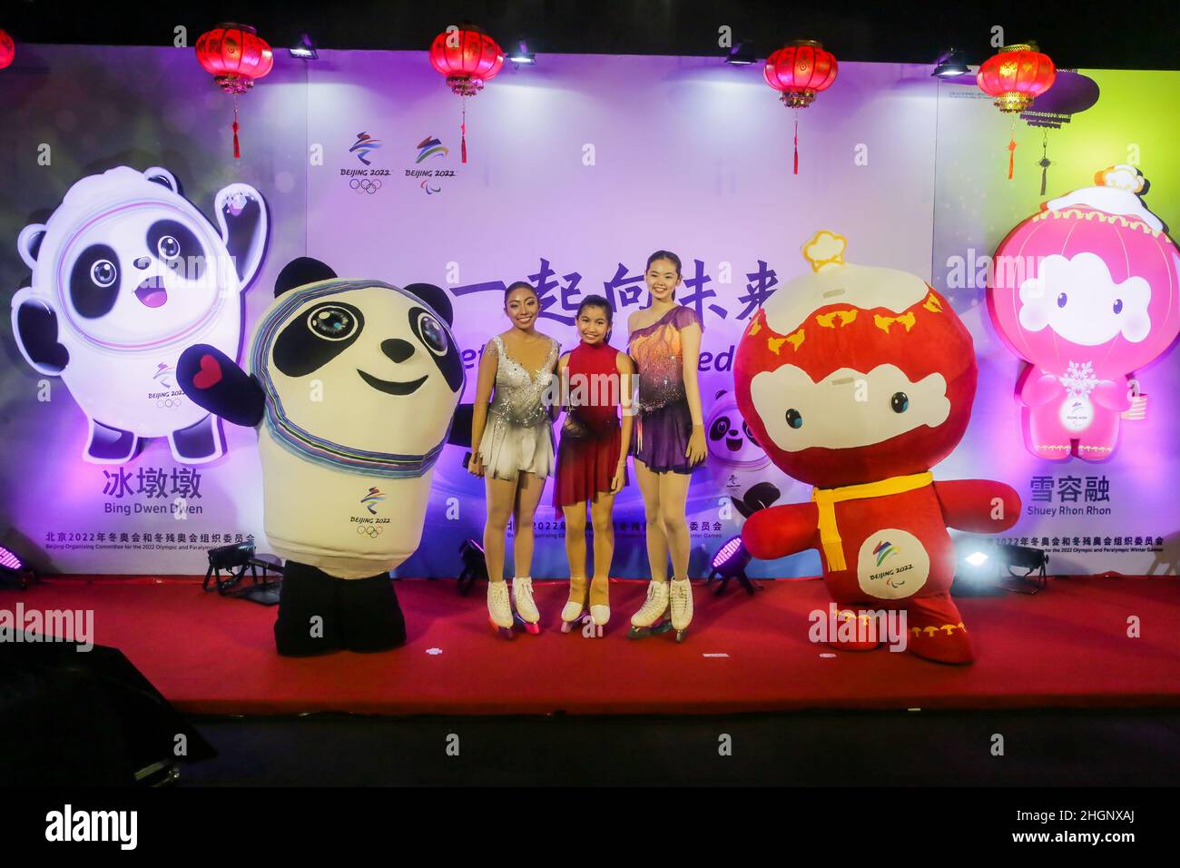 Pasay City. 22nd Jan, 2022. Ice skaters pose with mascots Bing Dwen Dwen and Shuey Rhon Rhon ...