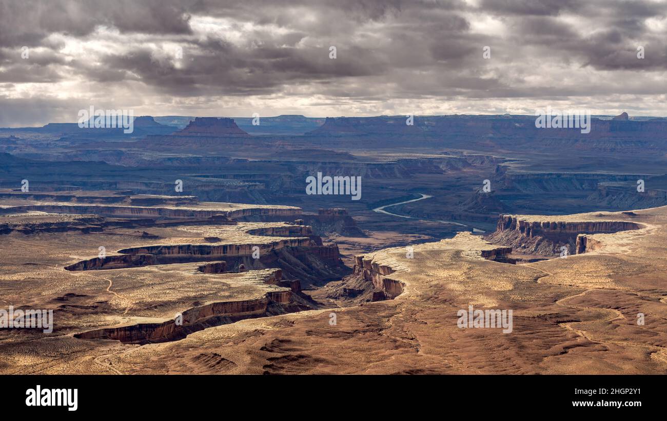River cuts deep canyon walls in the Utah desert Stock Photo - Alamy