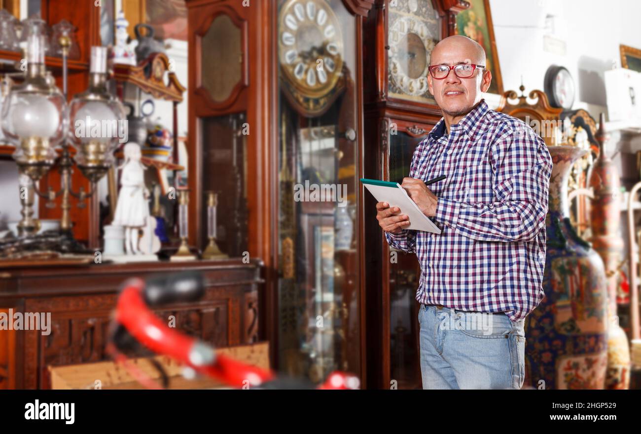 Appraiser store hi-res stock photography and images - Alamy