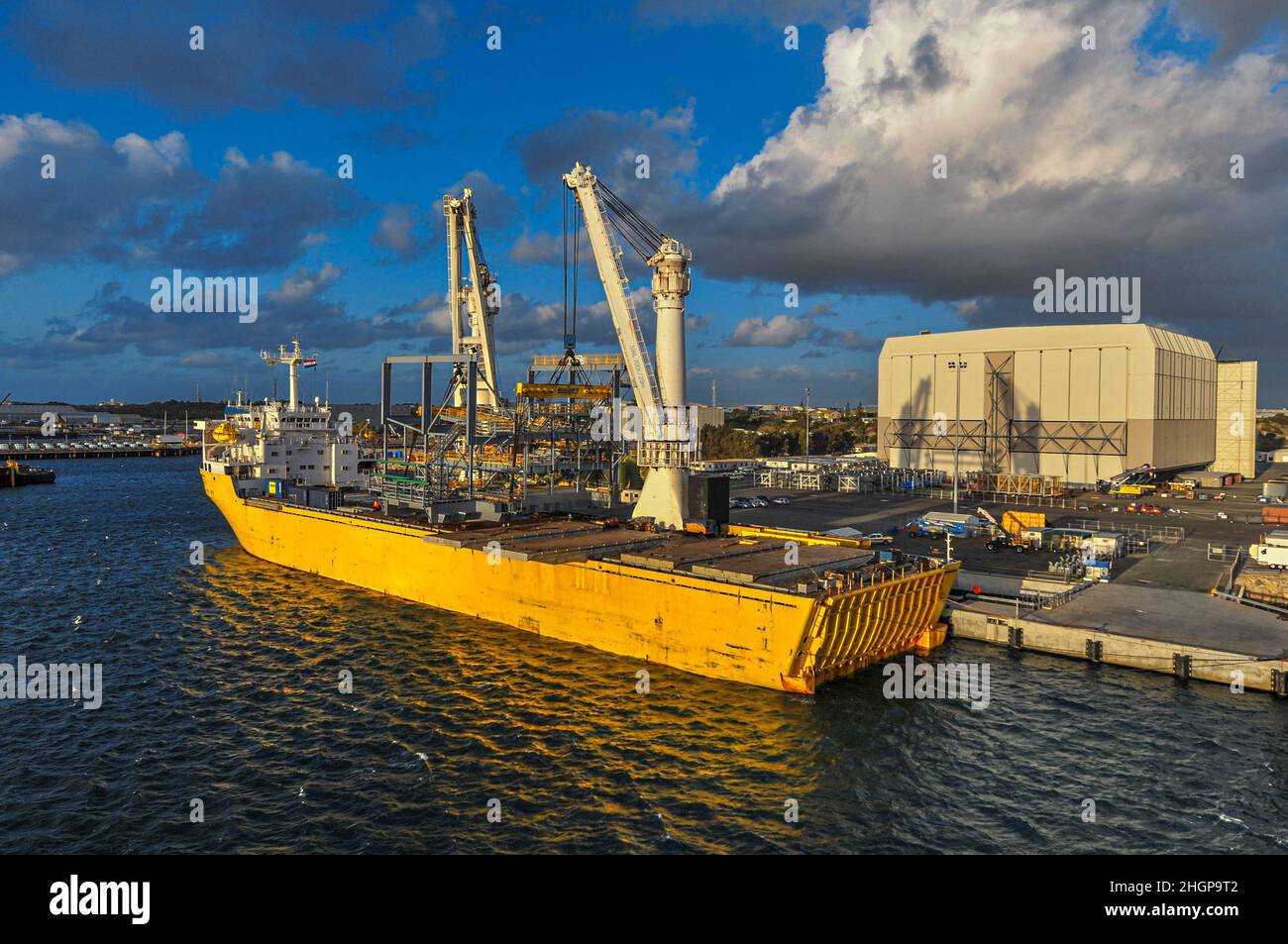 Heavy lift cargo ship hi-res stock photography and images - Alamy