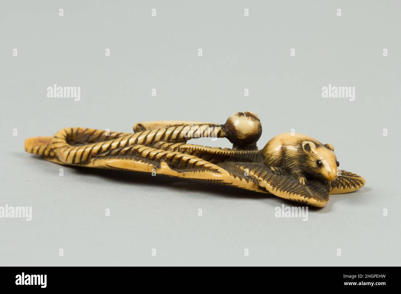 Netsuke of Mouse and Leaves 18th century Japan. Netsuke of Mouse and ...