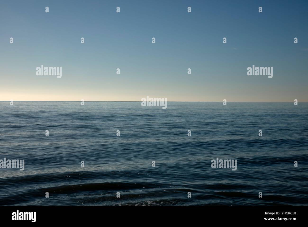 Ocean waves horizon underwater hi-res stock photography and images - Alamy