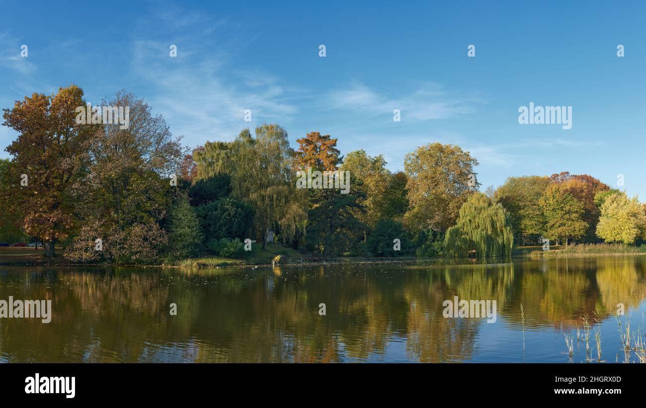 HQ Panorama view on a small pond at the New City Hall of Hanover Stock ...