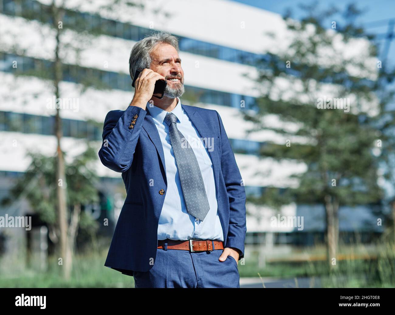 Businessman building background hi-res stock photography and images - Alamy