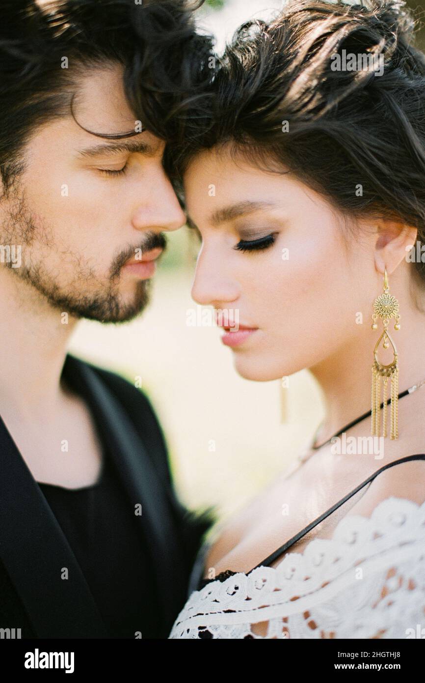 Woman leaned against man hi-res stock photography and images - Alamy