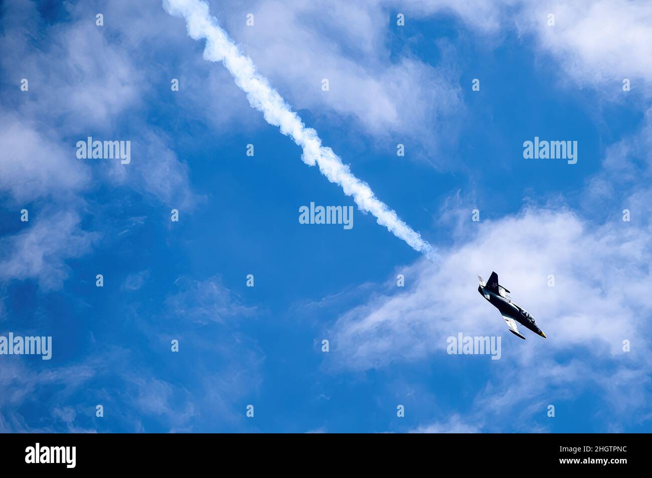 Fighter jet flying low altitude hi-res stock photography and images - Alamy