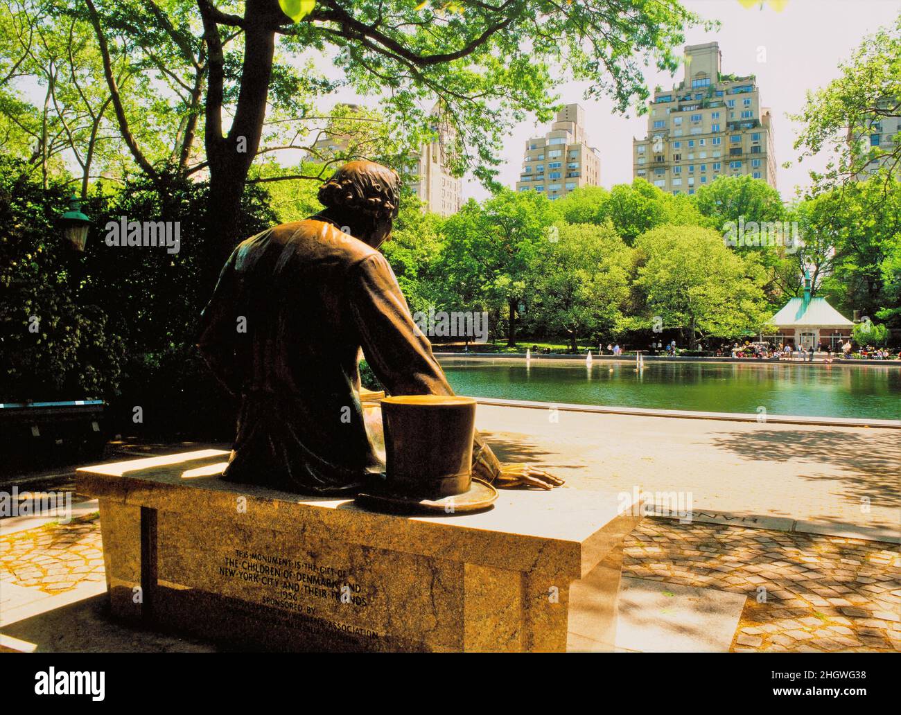 Hans Christian Anderson statue in Central Park Stock Photo - Alamy