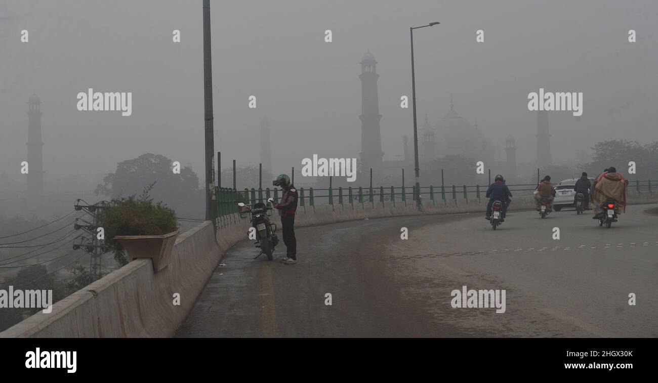 Lahore, Punjab, Pakistan. 20th Jan, 2022. Pakistani citizens are busy ...