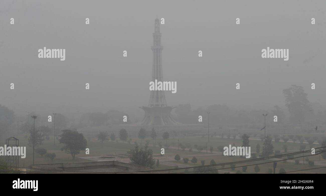 Lahore, Punjab, Pakistan. 20th Jan, 2022. Pakistani citizens are busy ...