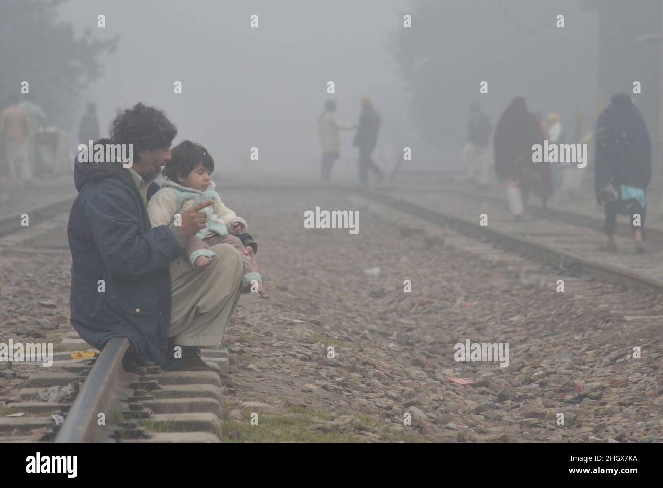 Lahore, Punjab, Pakistan. 20th Jan, 2022. Pakistani citizens are busy ...