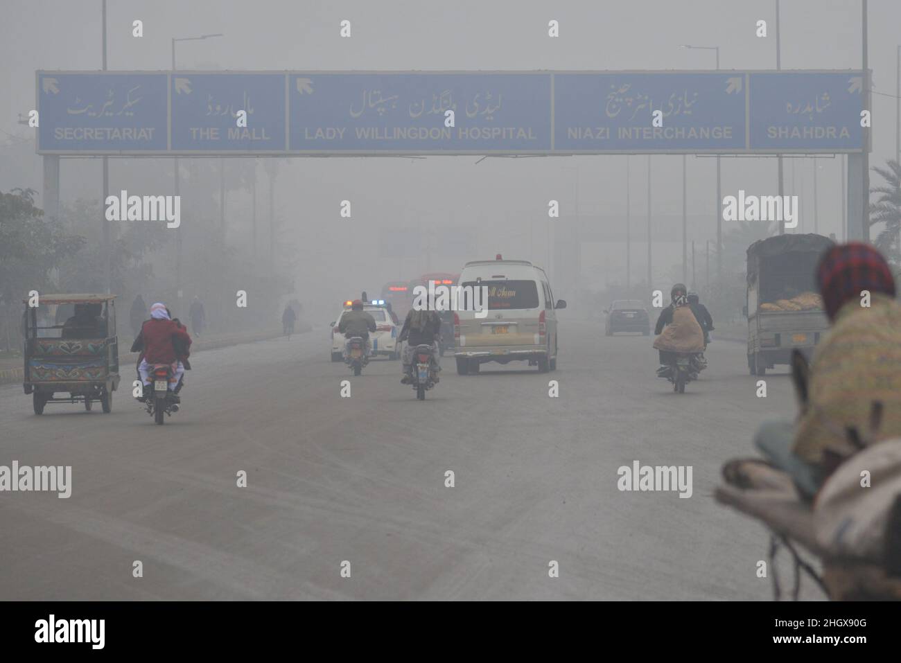 Lahore, Punjab, Pakistan. 20th Jan, 2022. Pakistani citizens are busy in their routine life work ...