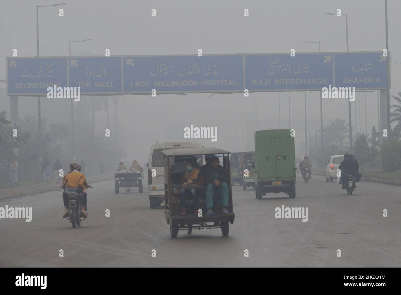 Lahore, Punjab, Pakistan. 20th Jan, 2022. Pakistani citizens are busy ...