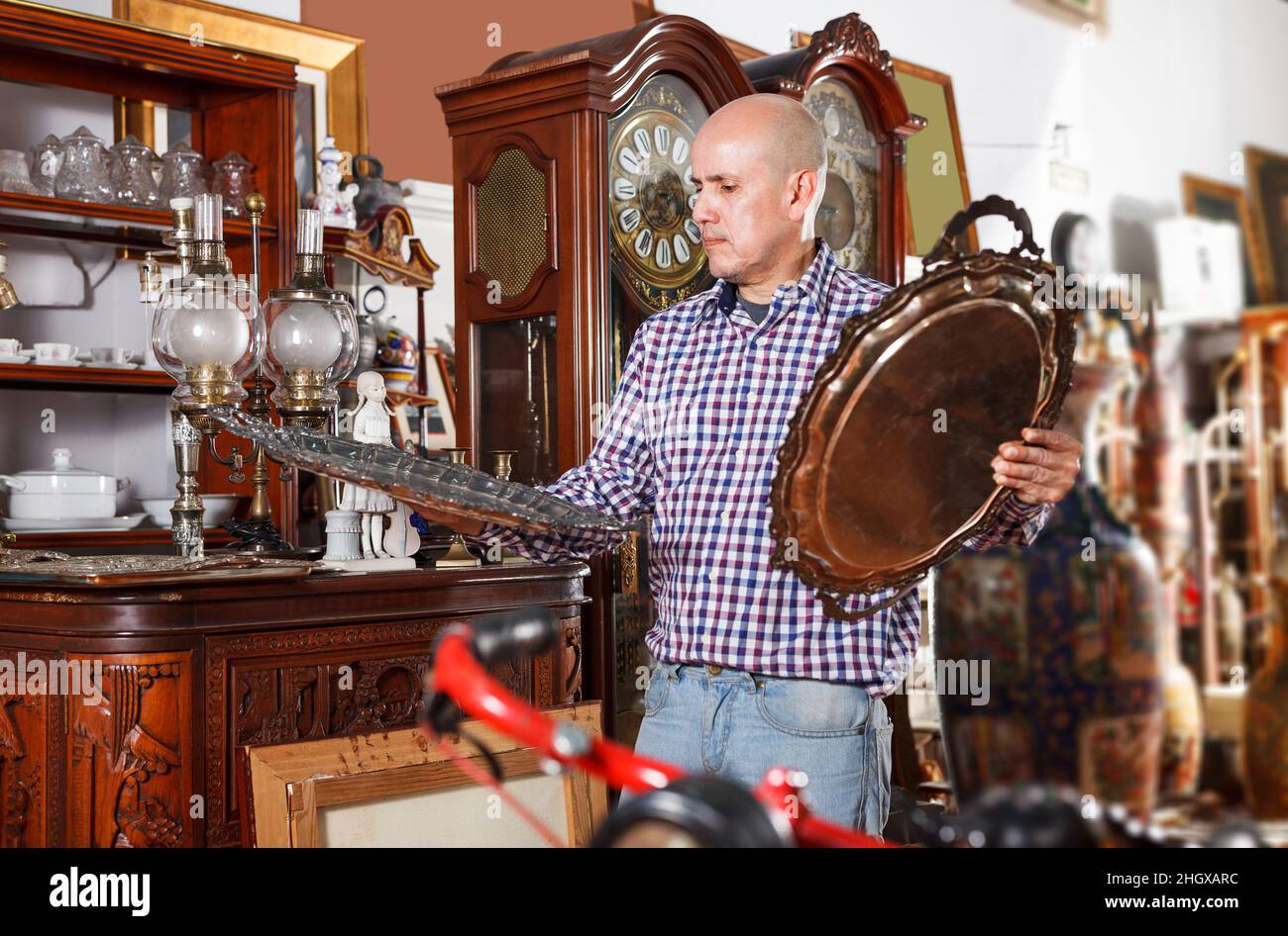 Appraising antique hi-res stock photography and images - Alamy