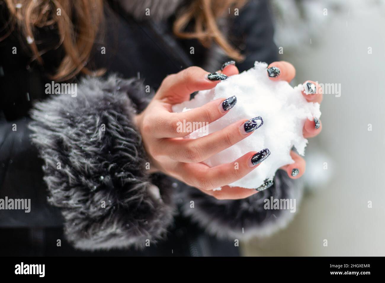Hands and snowballs hi-res stock photography and images - Alamy