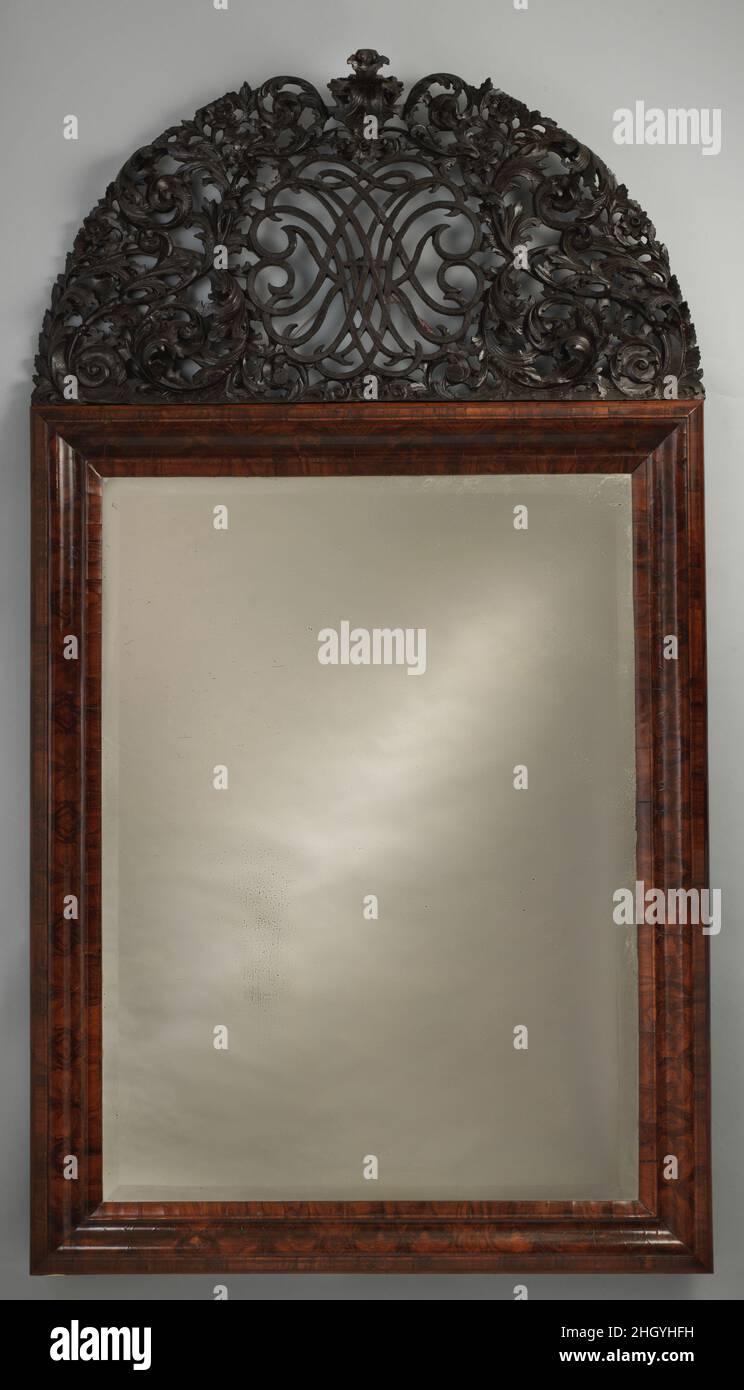 Olive wood oyster veneer hi-res stock photography and images - Alamy