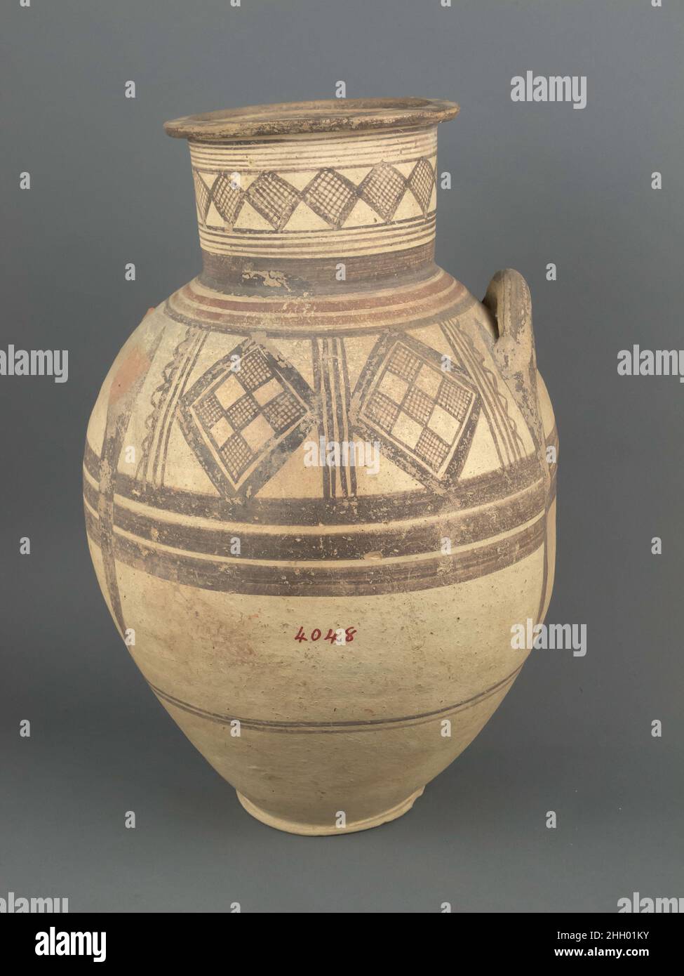 Geometric greek cypriot pottery hi-res stock photography and images - Alamy