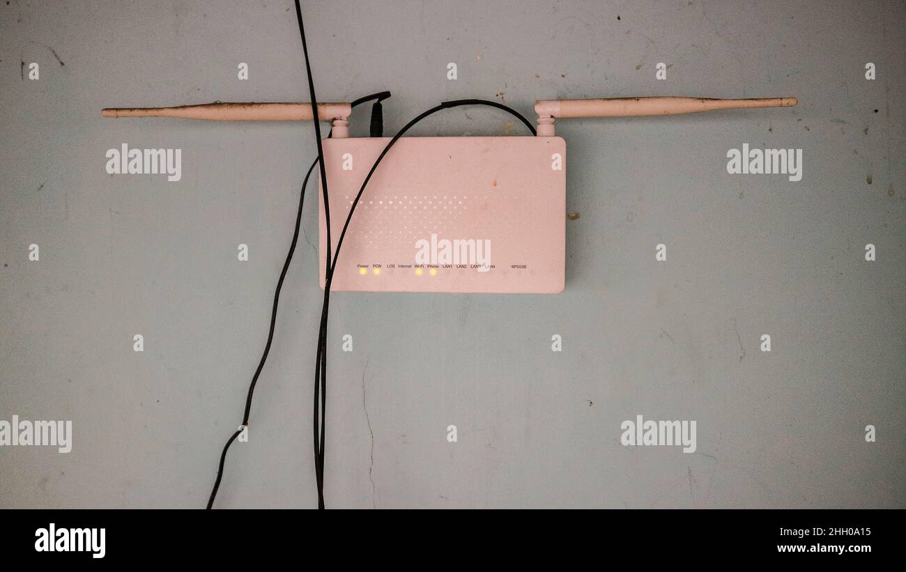 Wifi router modem electronic hi-res stock photography and images - Alamy