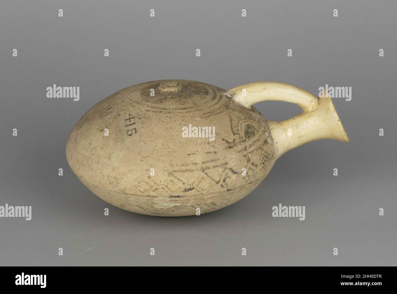 Terracotta lentoid flask hi-res stock photography and images - Alamy