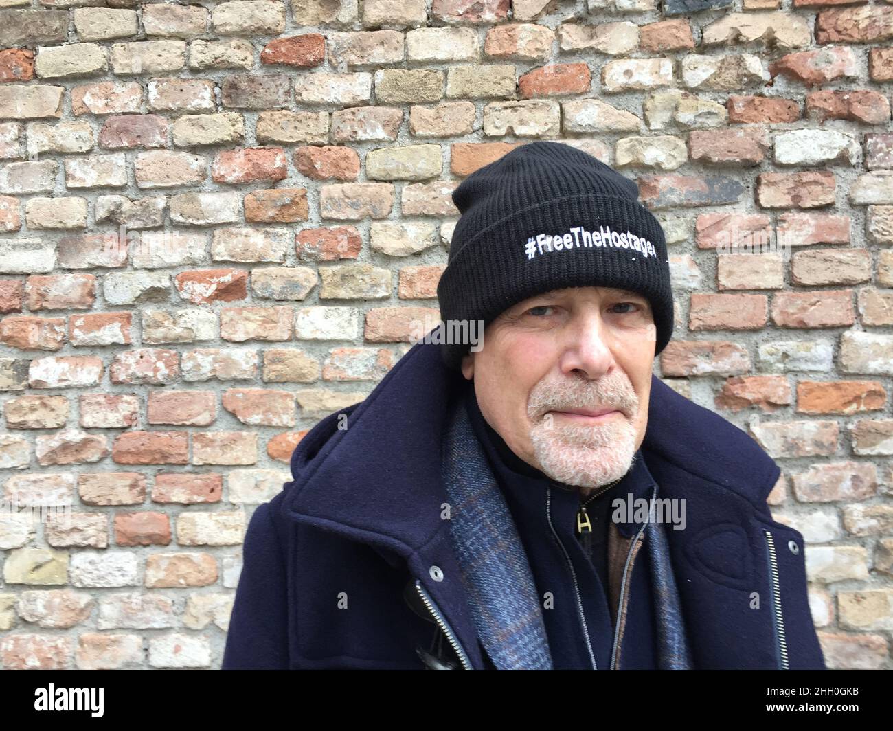Wien, Austria. 22nd Jan, 2022. Barry Rosen from the USA stands in front ...