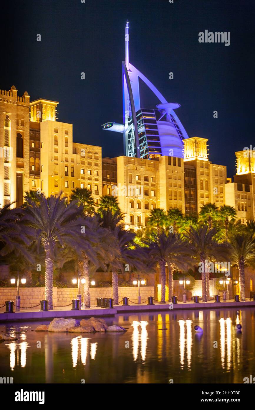 Night time at Madinat Jumeirah, an Arabian mini-city in Dubai ...
