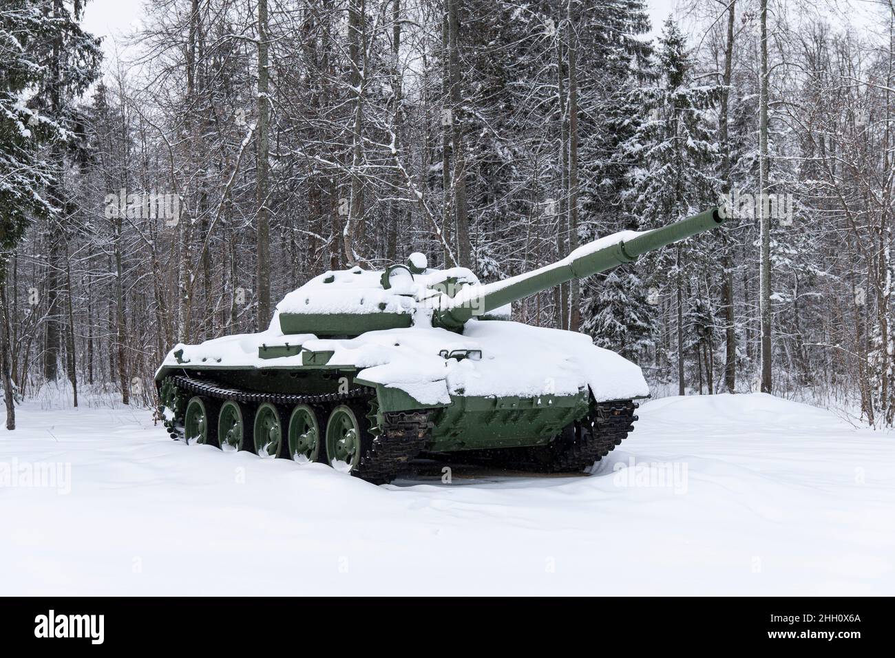 T 80 tank under the snow in the forest. Winter tank camouflage Stock ...