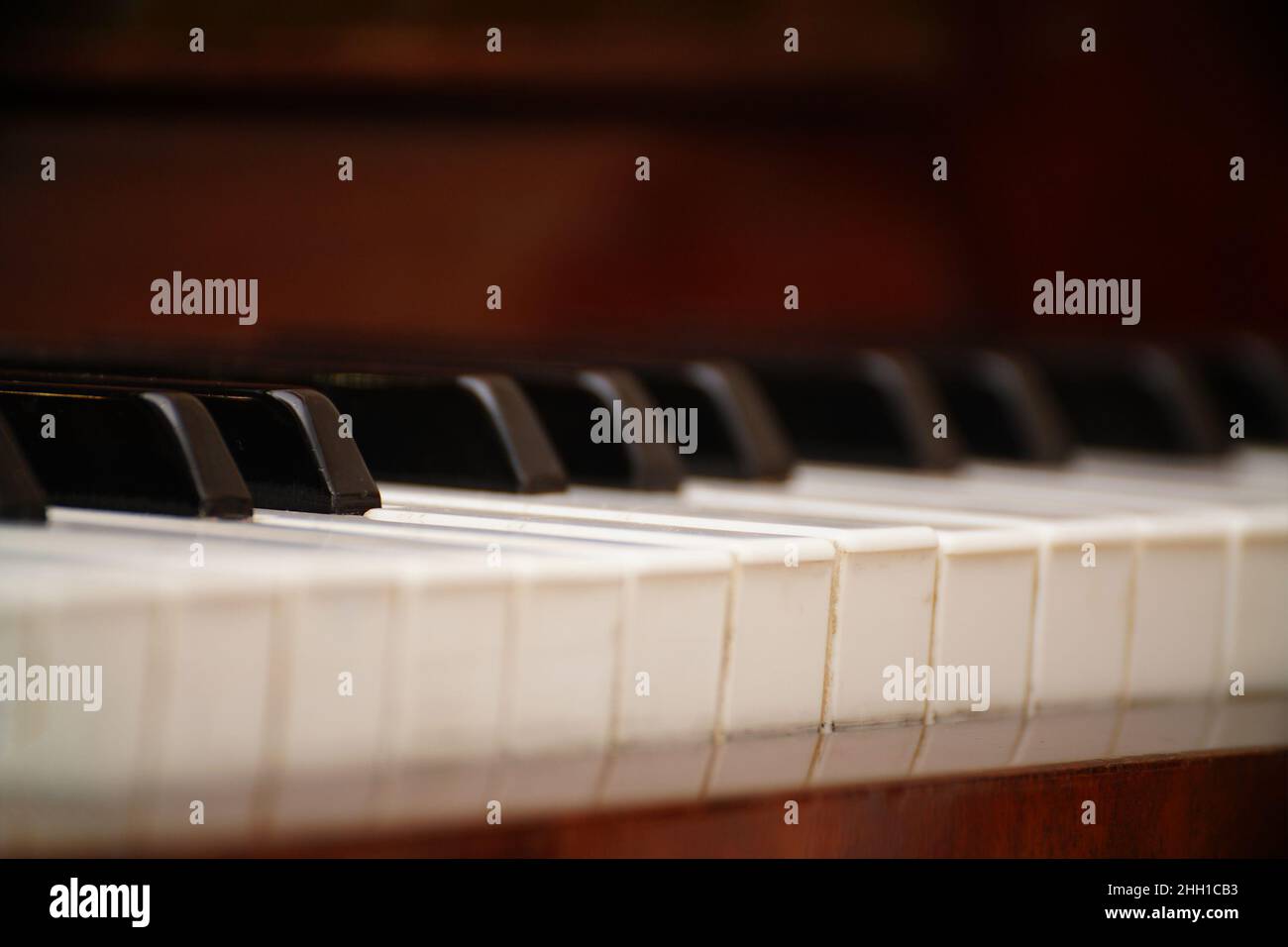View of the black and white Piano keyboard Stock Photo - Alamy