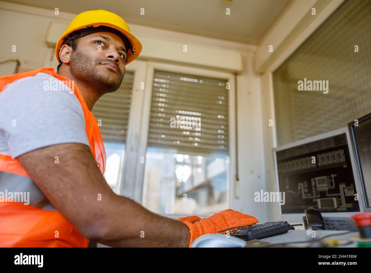 Construction operator hi-res stock photography and images - Alamy