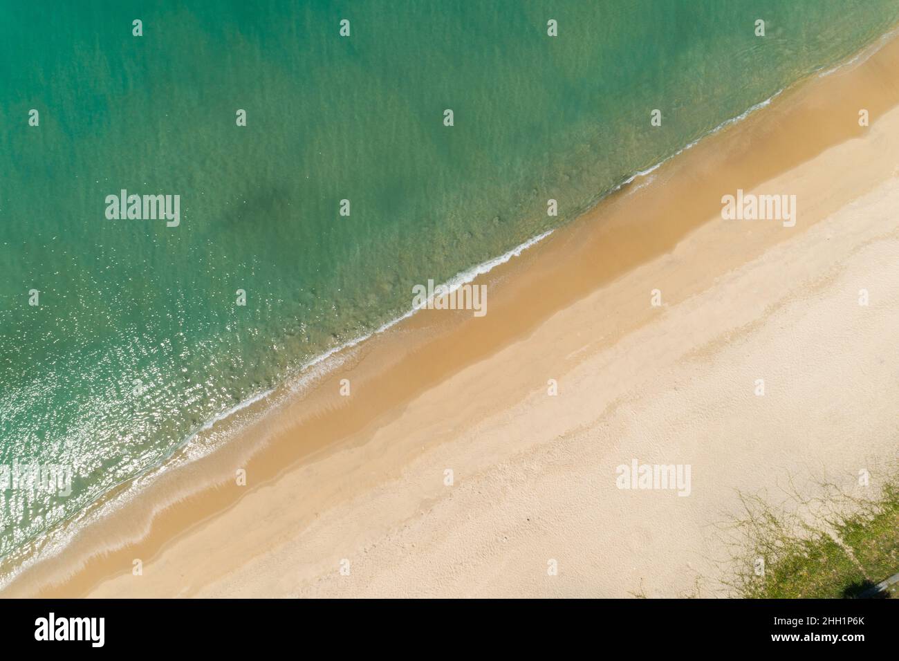 Flying above empty sandy beach hi-res stock photography and images - Alamy