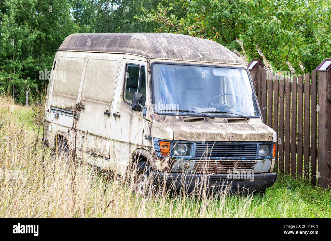 Rusty mercedes benz car hi-res stock photography and images - Alamy