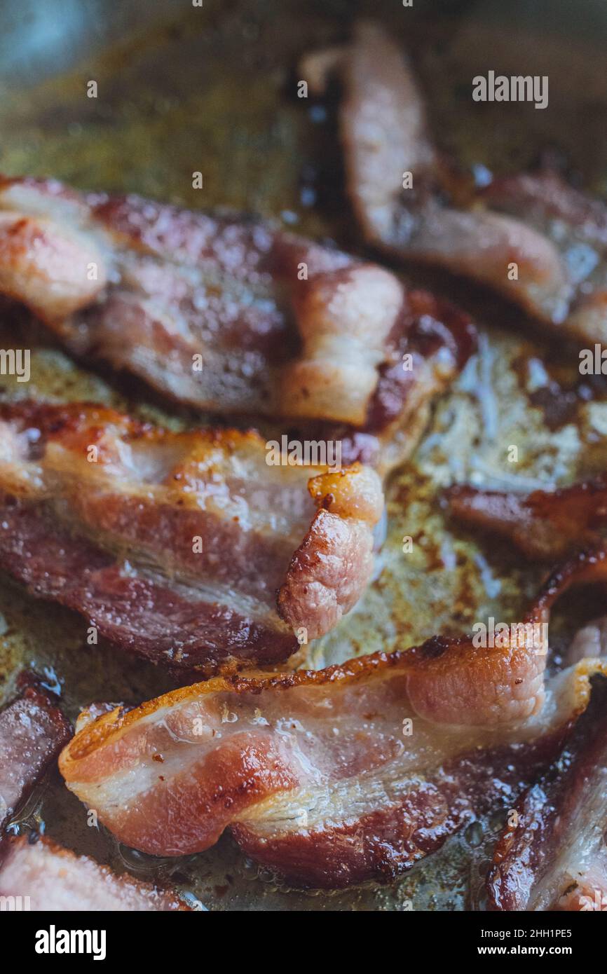 bacon frying in pan Stock Photo - Alamy
